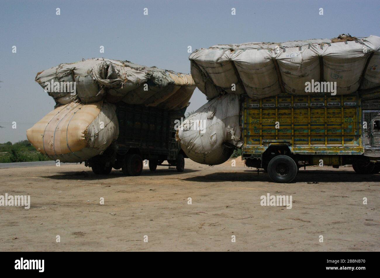 Pakistan trucks hi-res stock photography and images - Alamy