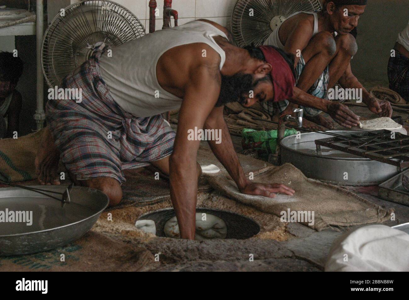 Making tandoor roti in Karachi Stock Photo - Alamy