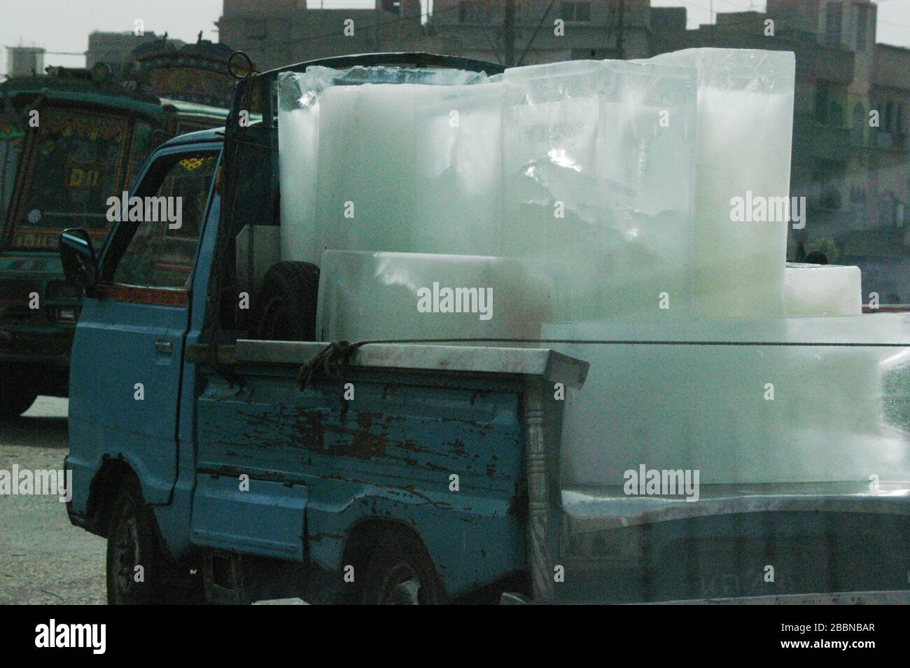 Carrying ice in Karachi,Pakistan Stock Photo - Alamy