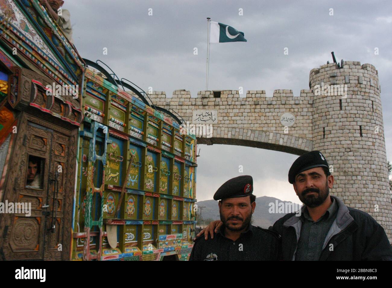Two Pakistani soldiers by Bab-e-Khyber,Pakistan Stock Photo - Alamy
