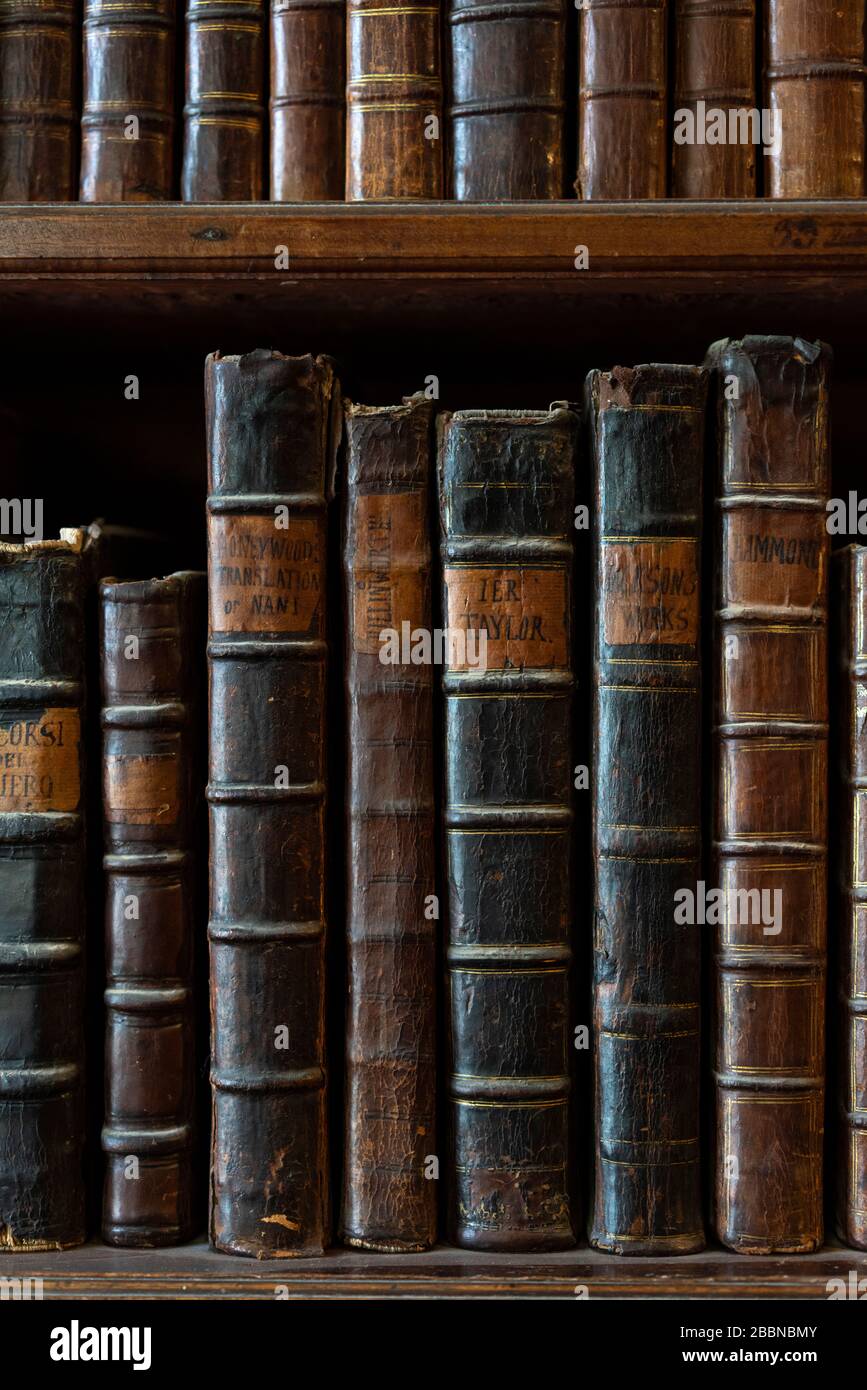 Leather bound books hi-res stock photography and images - Alamy