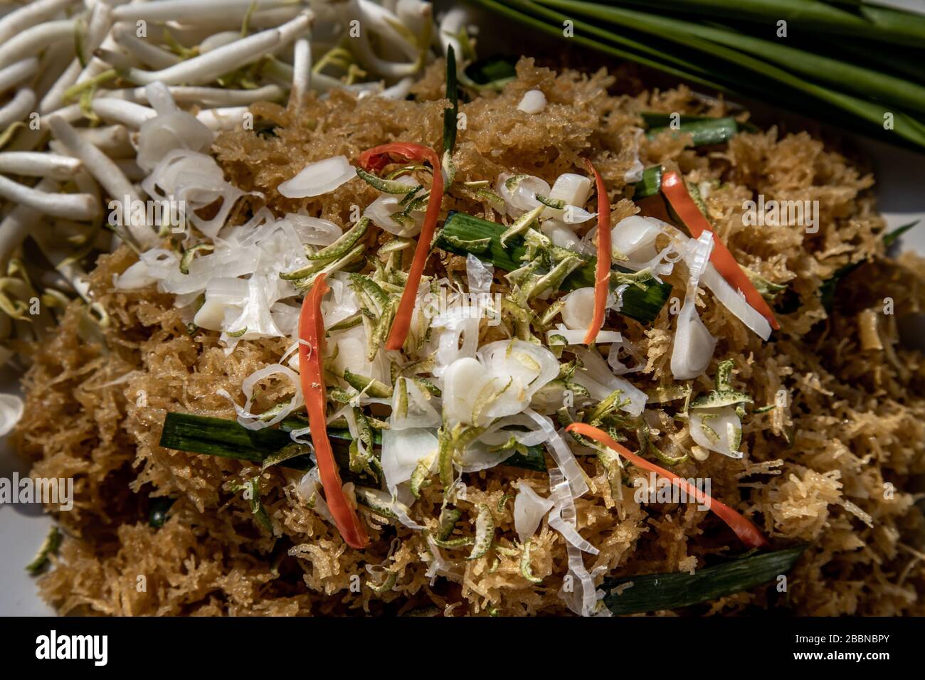 Thai crispy fried noodles sweet and sour sauce hi-res stock photography ...