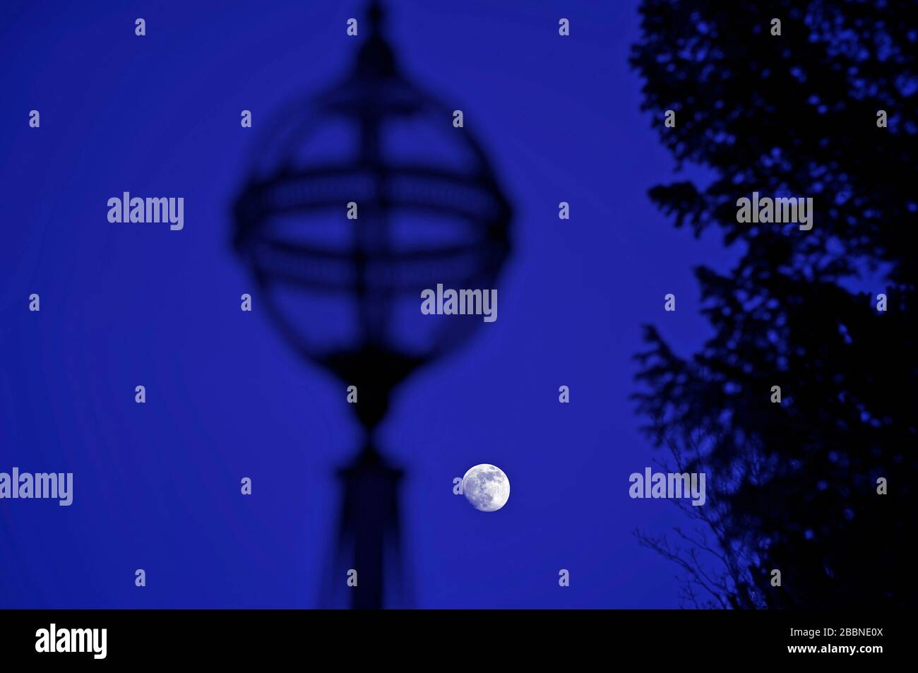 Moon gate uk hi-res stock photography and images - Alamy