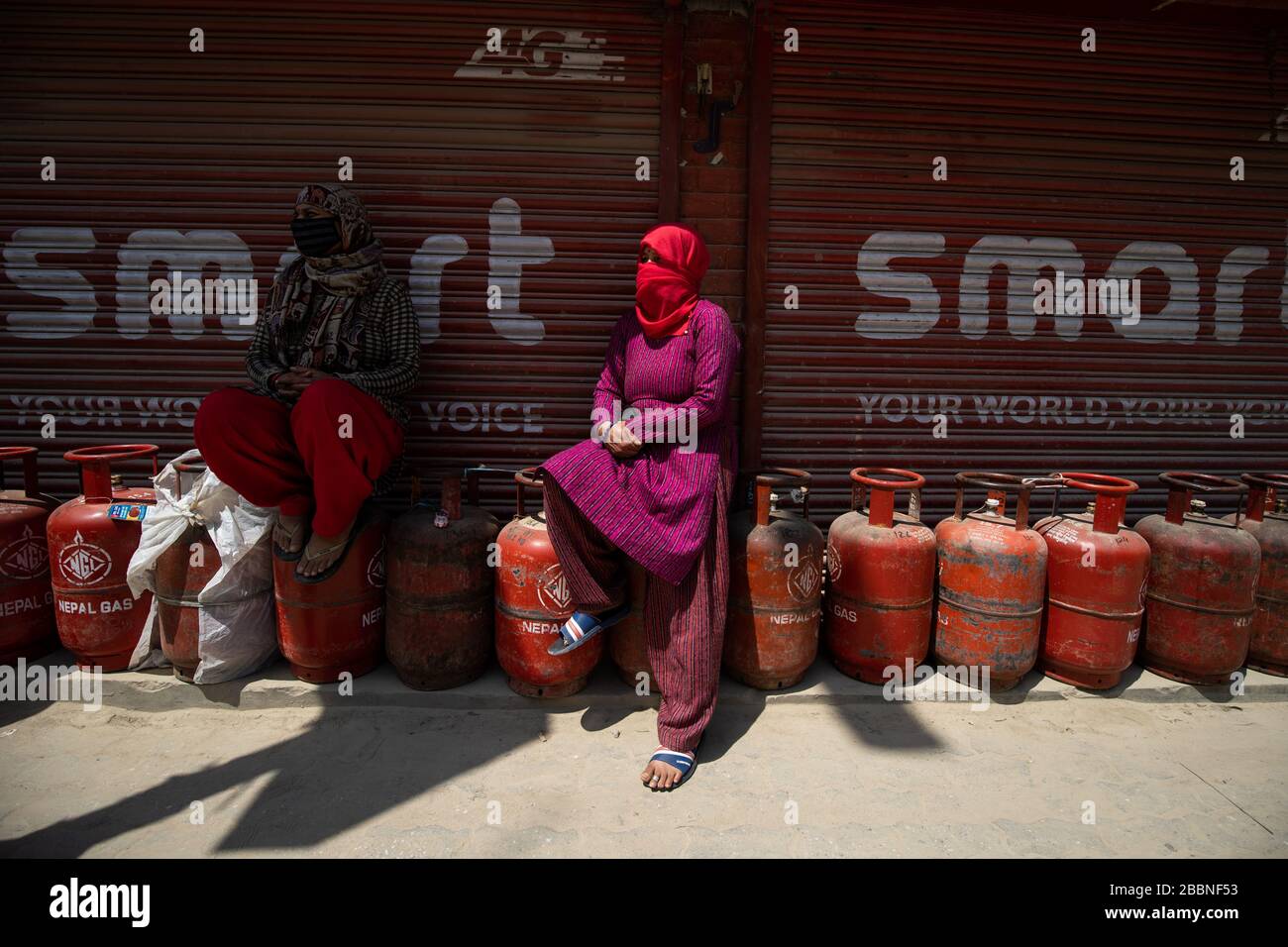Women in gas masks hi-res stock photography and images - Alamy