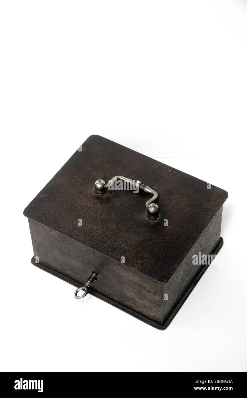 Vintage metal box hi-res stock photography and images - Alamy