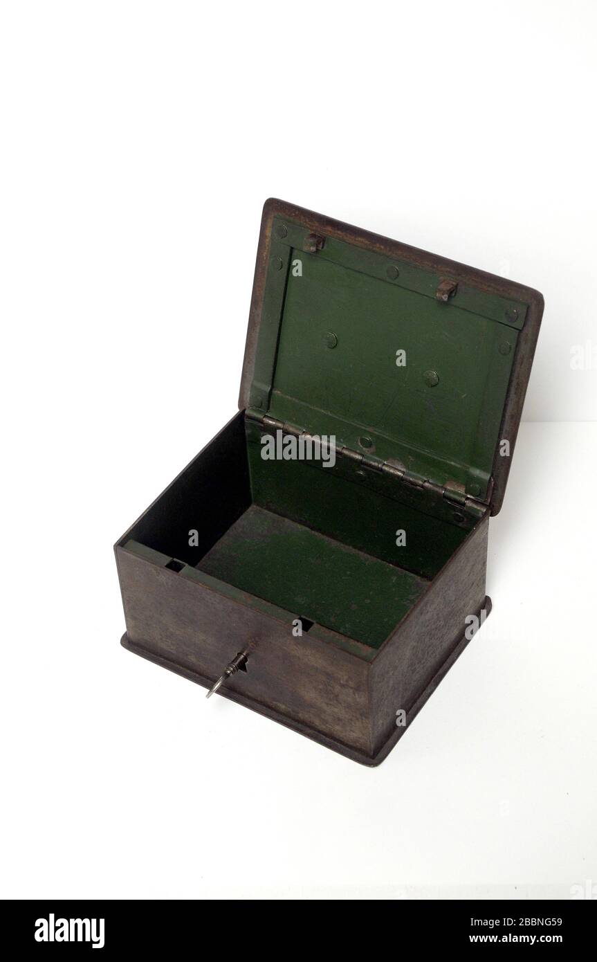 Vintage metal box hi-res stock photography and images - Alamy