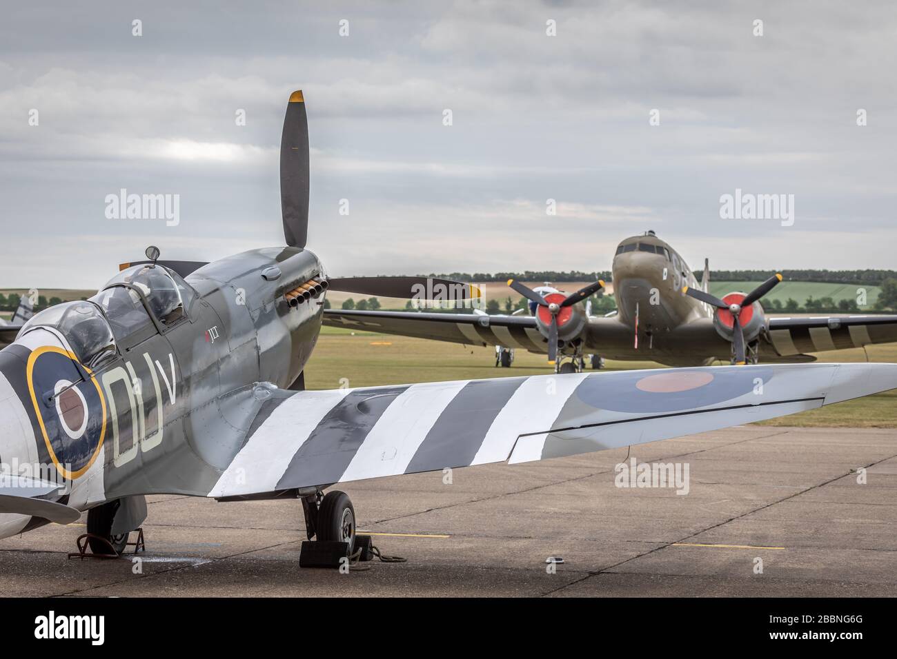 D day spitfire hi-res stock photography and images - Alamy