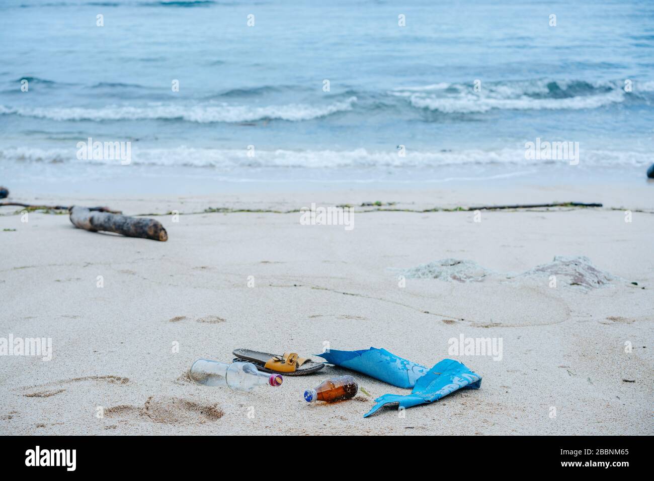 Litter rubbish shoe waste hi-res stock photography and images - Alamy