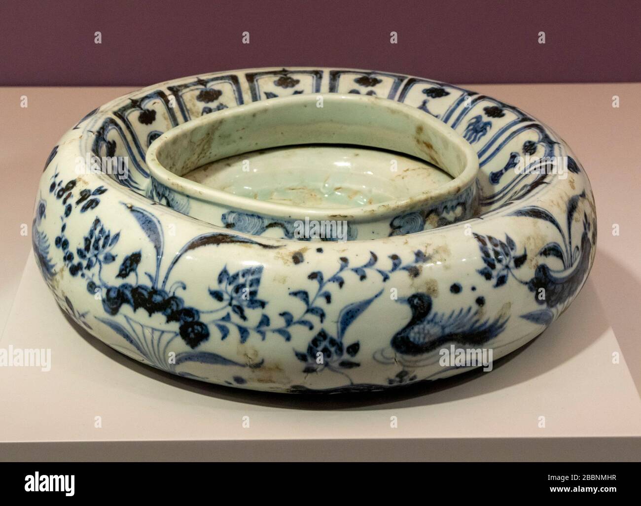 Blue chinese pottery in museum hi-res stock photography and images - Alamy