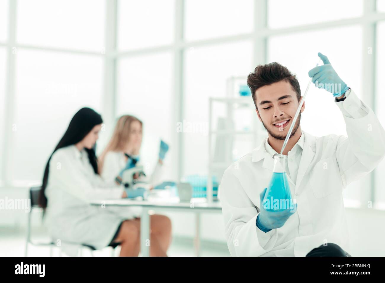 Lab technician holding flask fluid hi-res stock photography and images ...