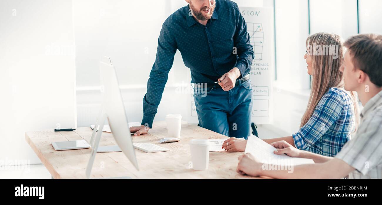 project Manager explaining to the team his ideas Stock Photo - Alamy
