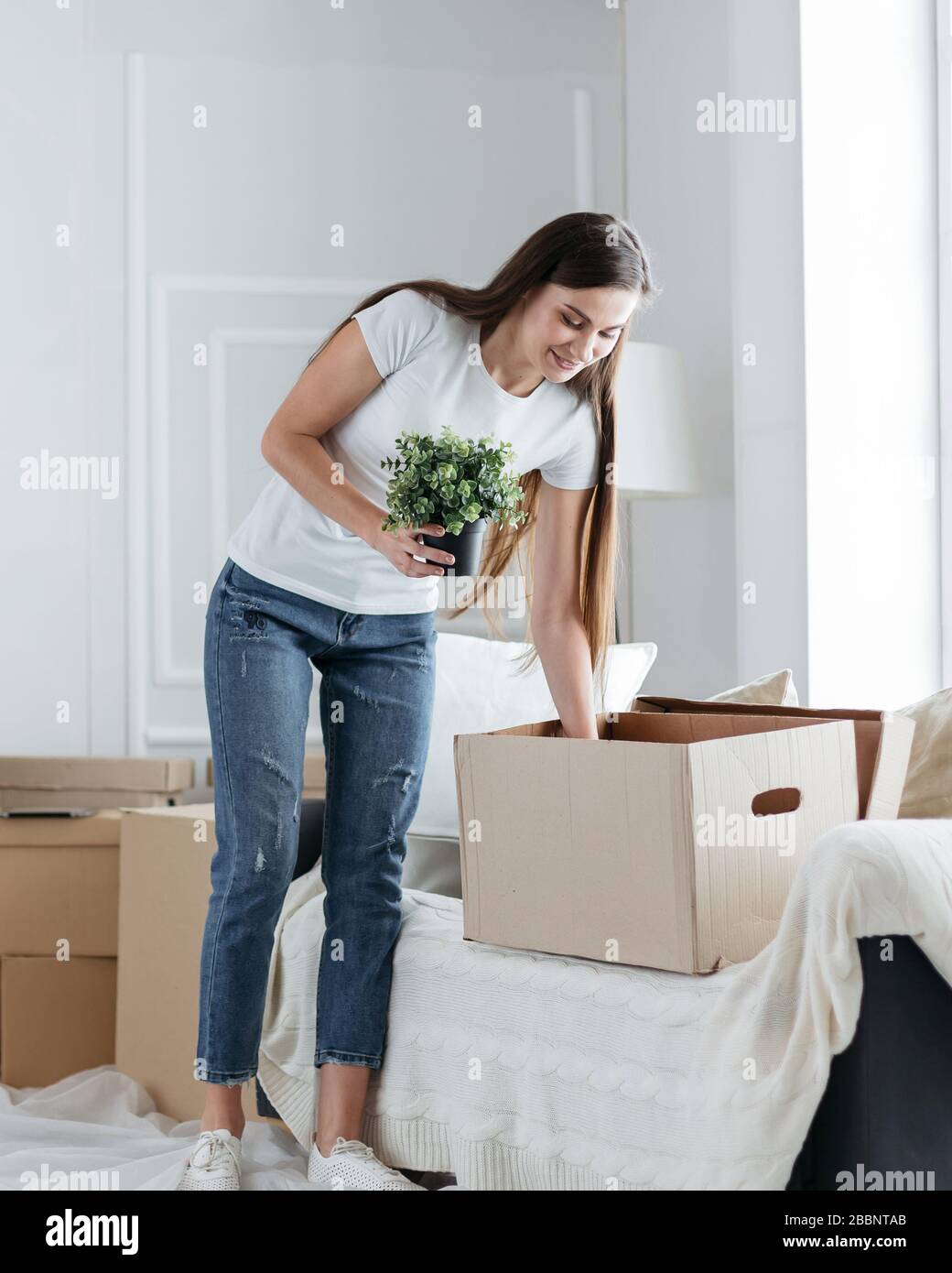 Man woman boxes things hi-res stock photography and images - Alamy