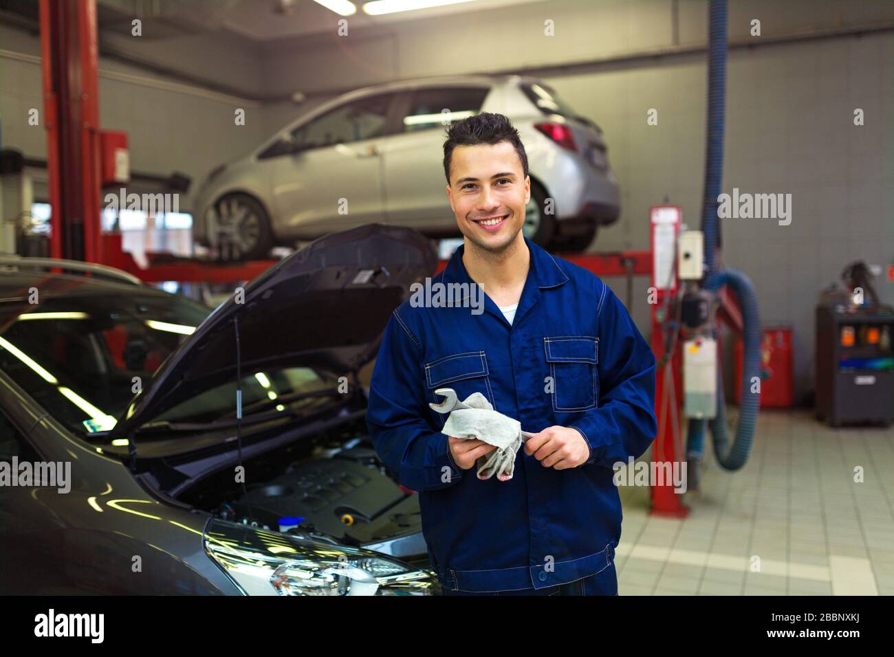 Mechanic working in auto repair shop Stock Photo - Alamy