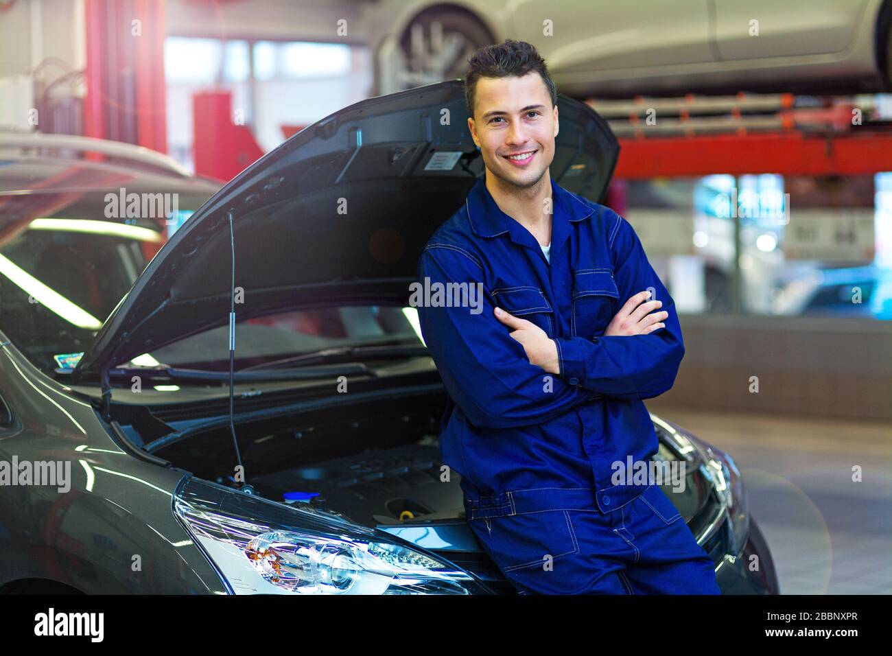 Mechanic working in auto repair shop Stock Photo - Alamy