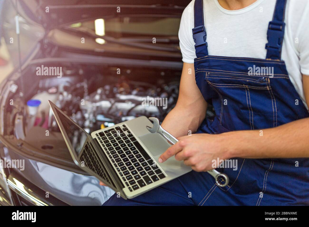 Mechanic working in auto repair shop Stock Photo - Alamy