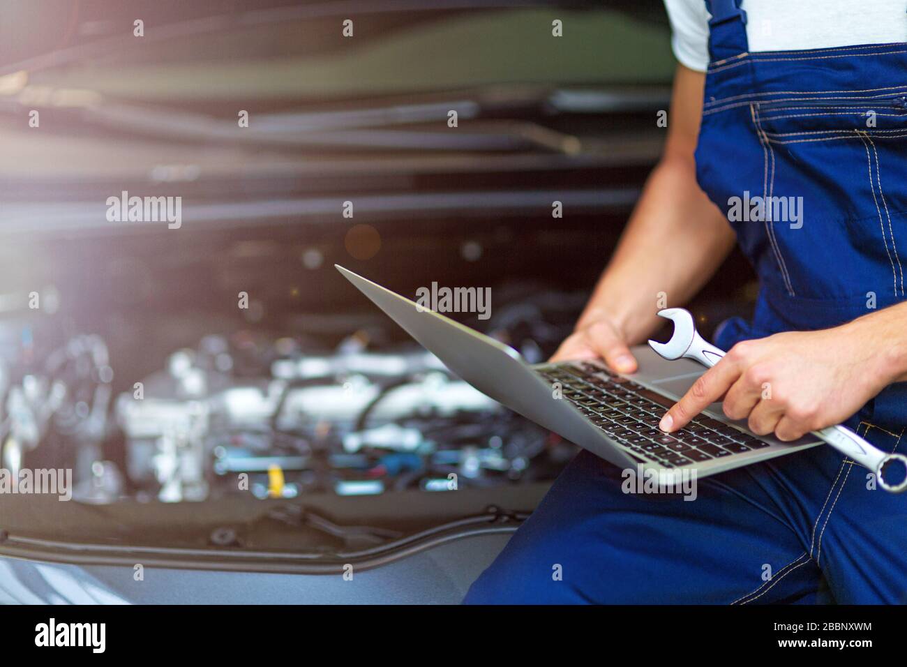 Mechanic working in auto repair shop Stock Photo - Alamy