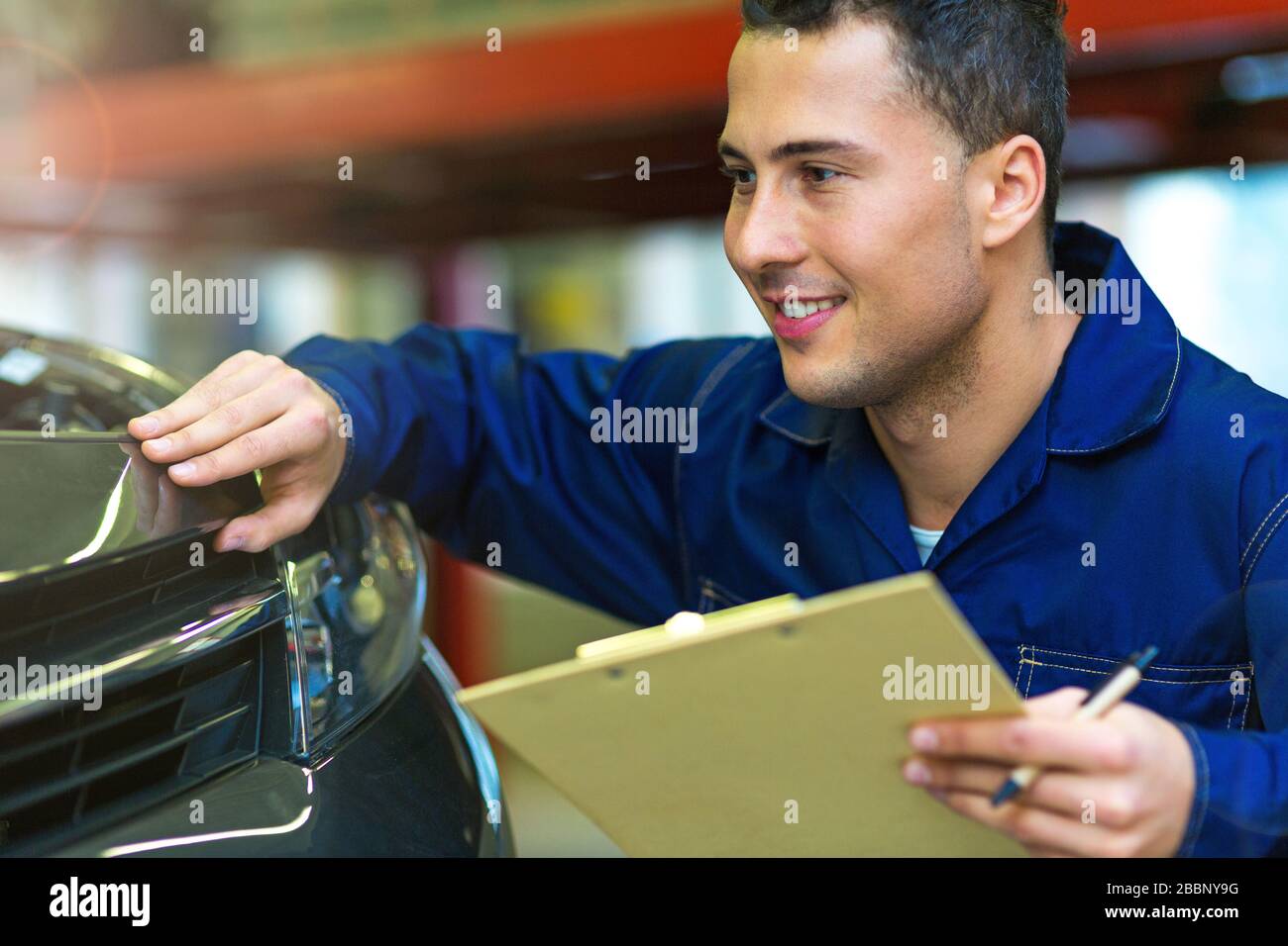 Mechanic working in auto repair shop Stock Photo - Alamy