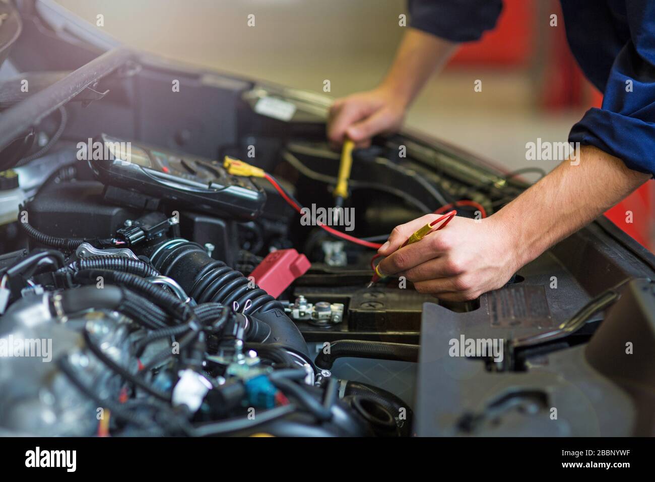 Mechanic working in auto repair shop Stock Photo - Alamy