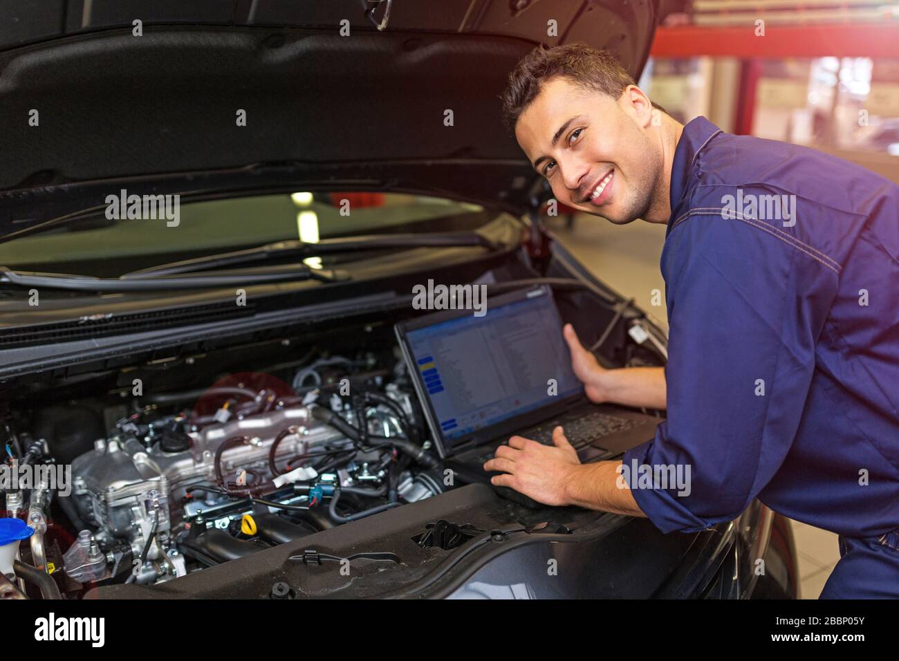 Mechanic working in auto repair shop Stock Photo - Alamy
