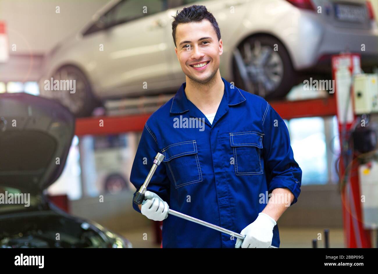 Mechanic working in auto repair shop Stock Photo - Alamy