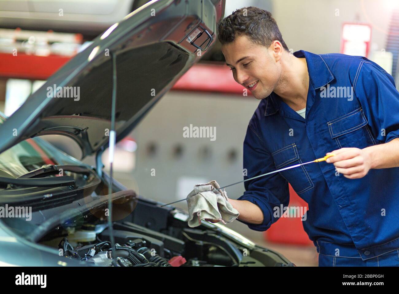 Mechanic working in auto repair shop Stock Photo - Alamy