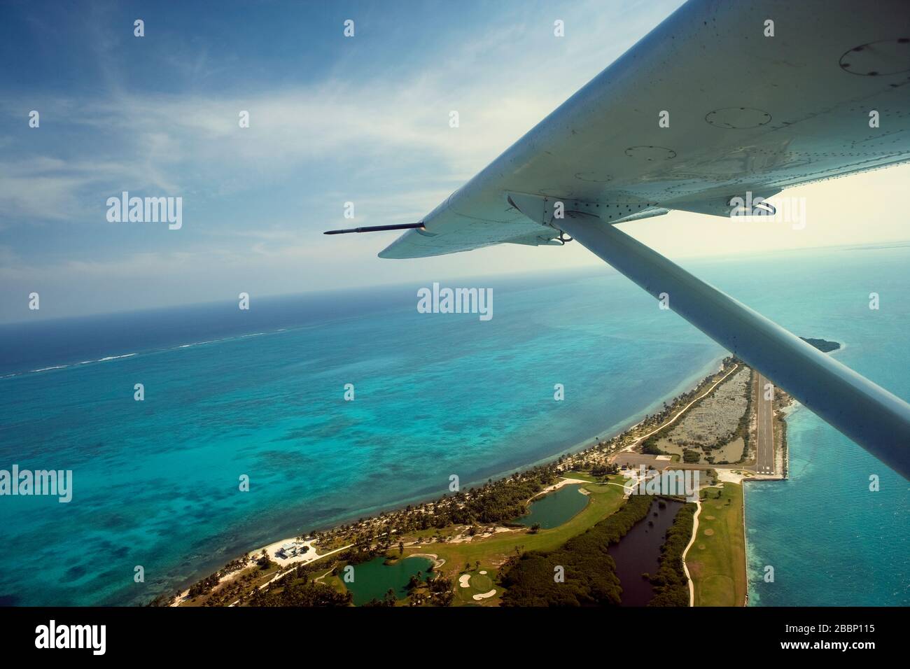 Plane flying over a tropical island hi-res stock photography and images ...
