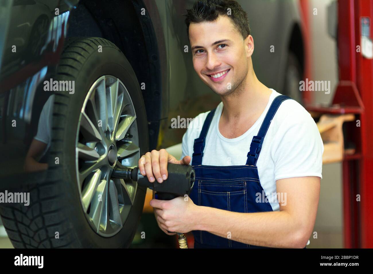 Mechanic working in auto repair shop Stock Photo - Alamy