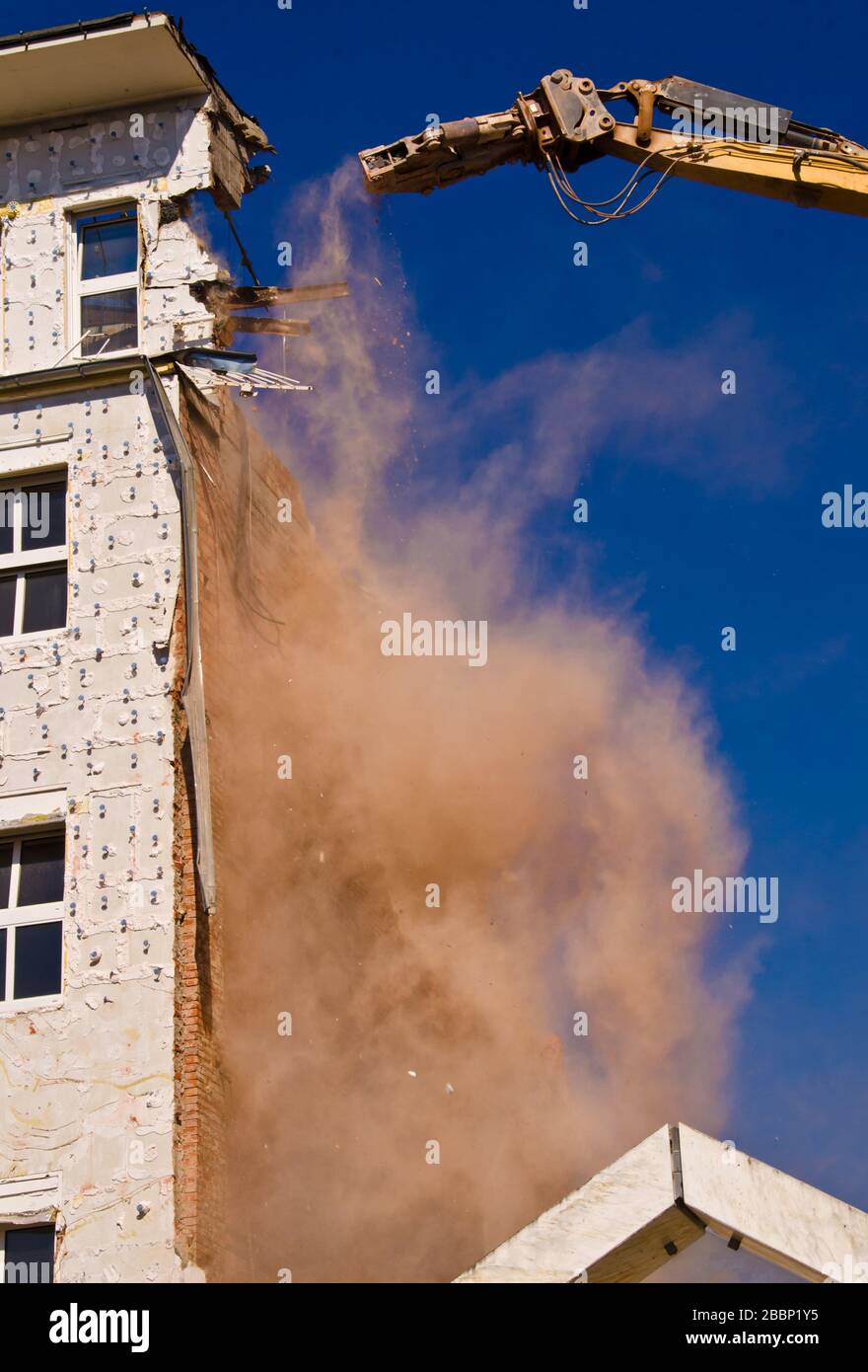 Building demolition by implosion hi-res stock photography and images ...