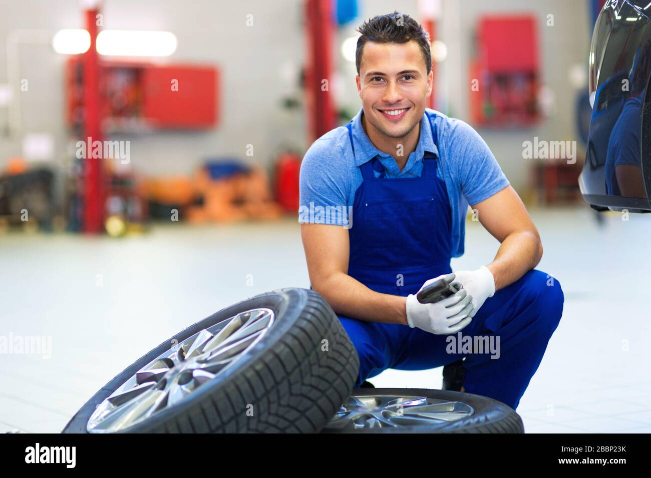 Mechanic working in auto repair shop Stock Photo - Alamy