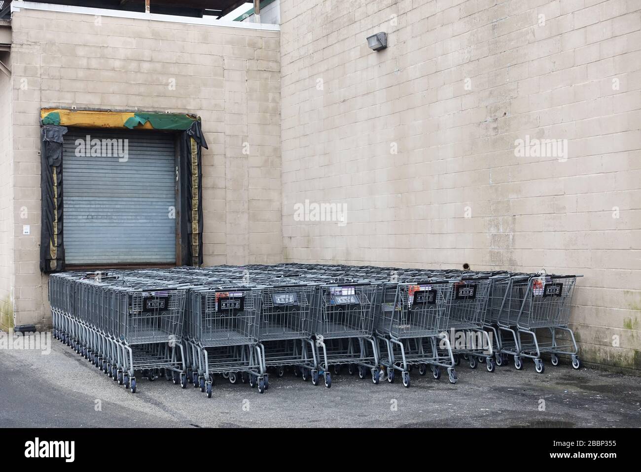 Empty carts hi-res stock photography and images - Alamy
