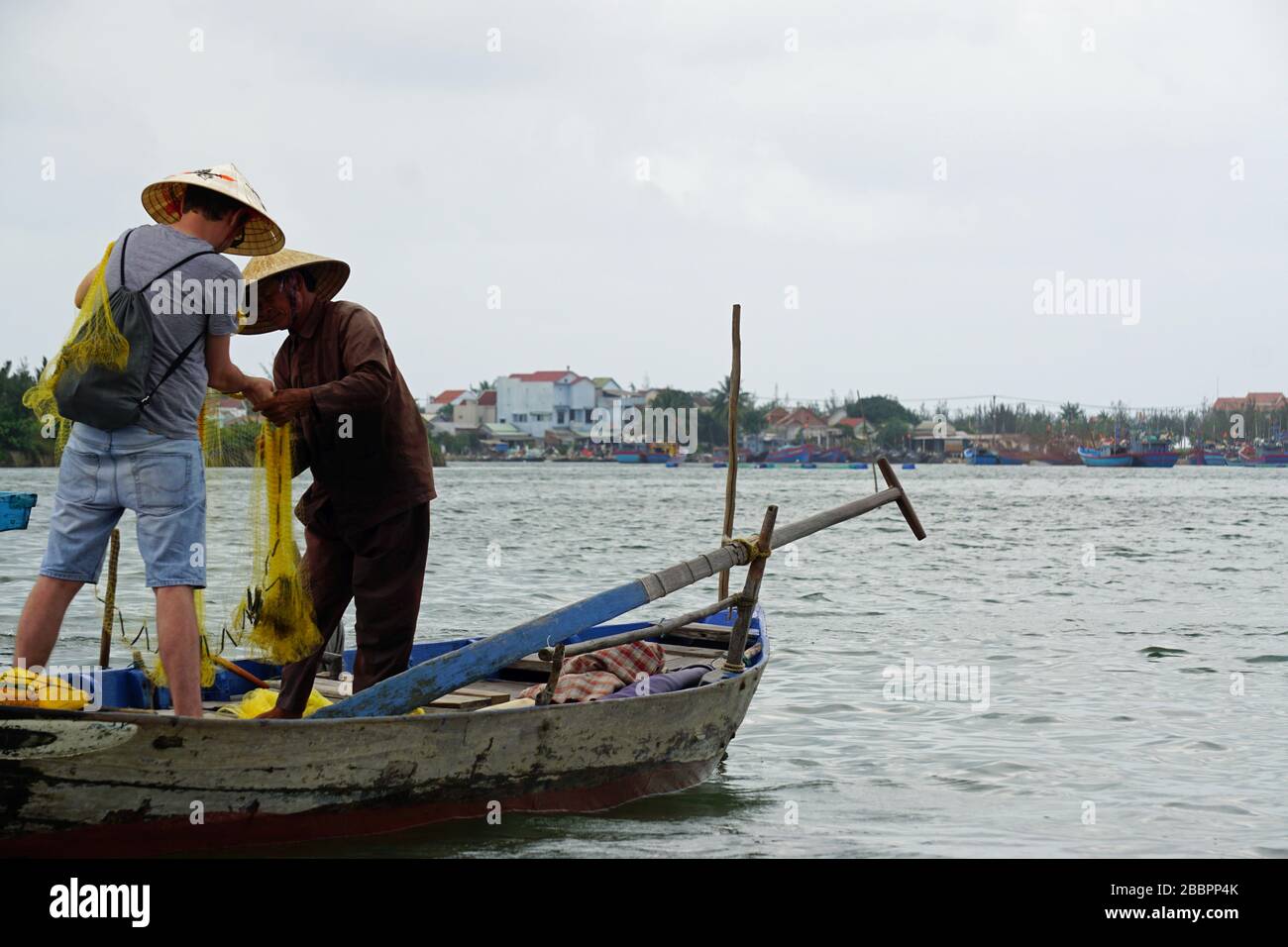 european tourist gets teached in traditional vietnamese net fishing ...