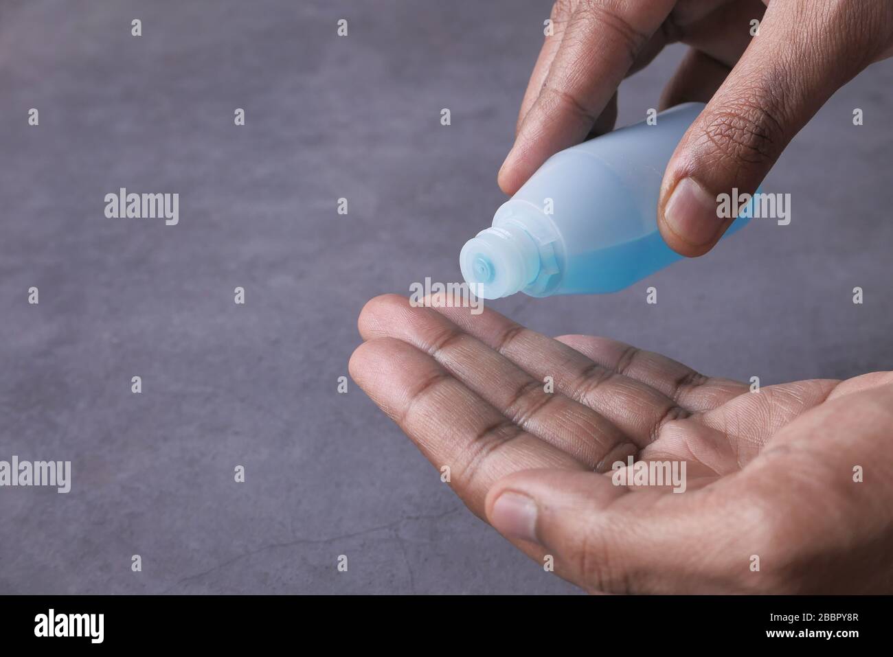 man hands using wash hand sanitizer gel dispenser Stock Photo - Alamy