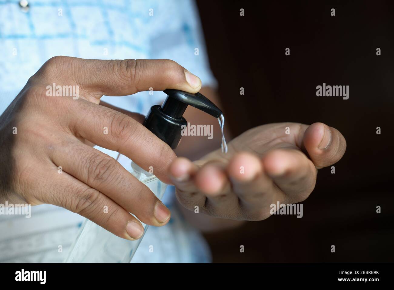 man hands using wash hand sanitizer gel dispenser Stock Photo - Alamy