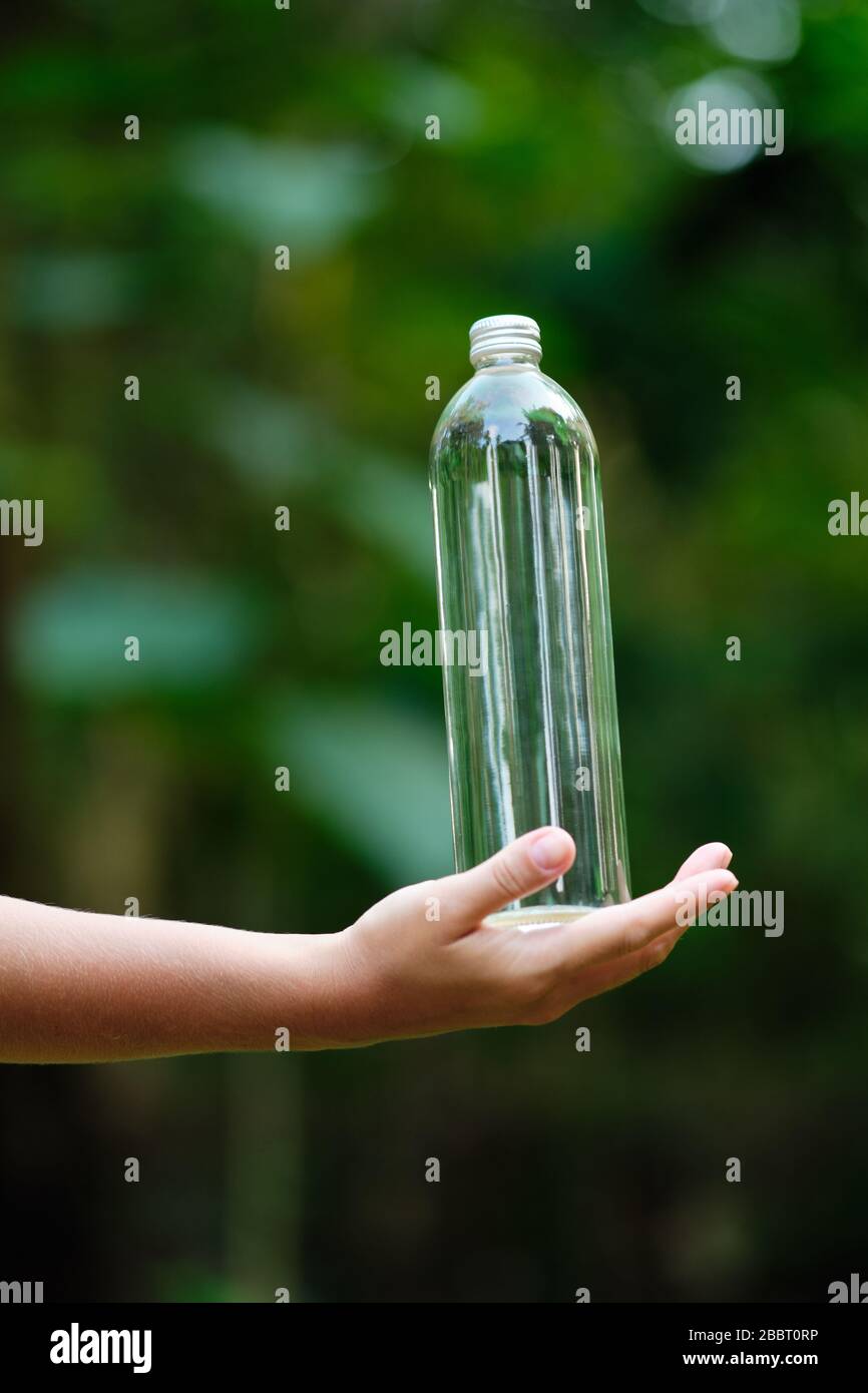 Hand Hold Water Transparent Glass Reusable Bottle Stock Photo - Alamy