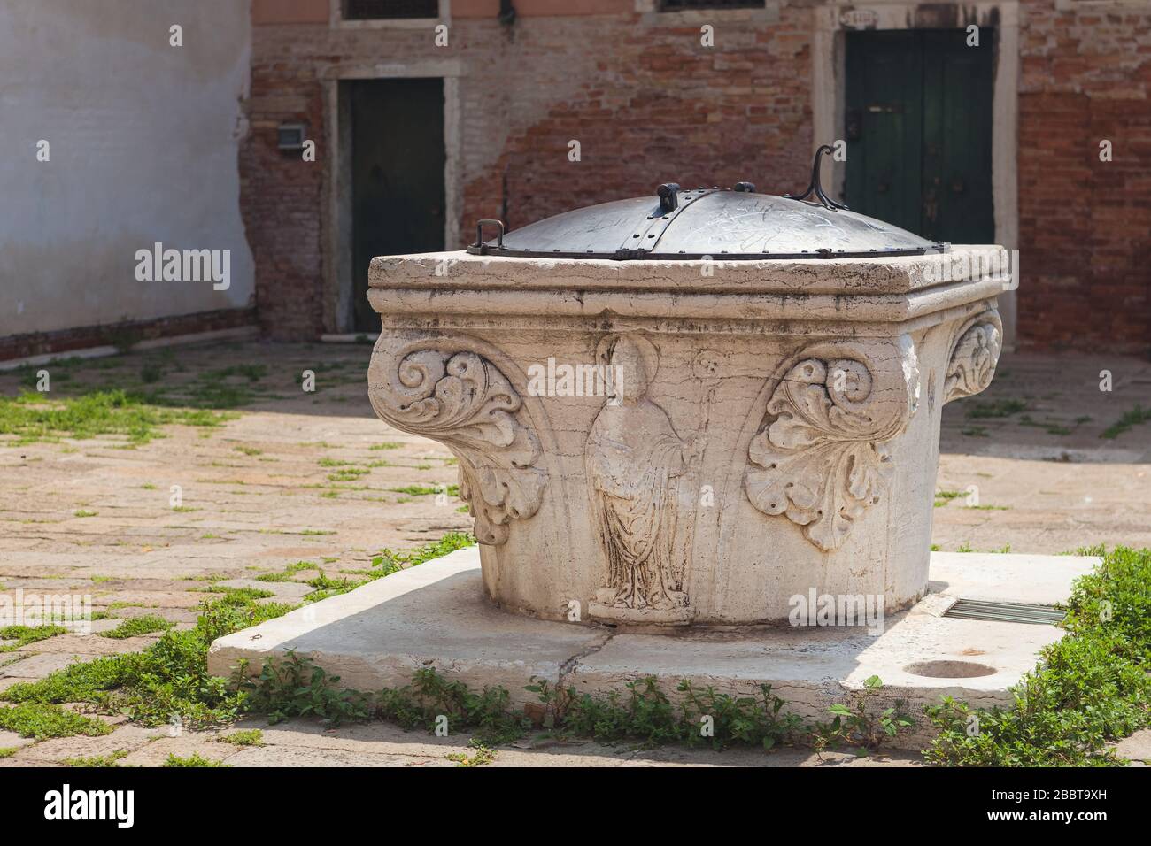 Round water well hi-res stock photography and images - Alamy