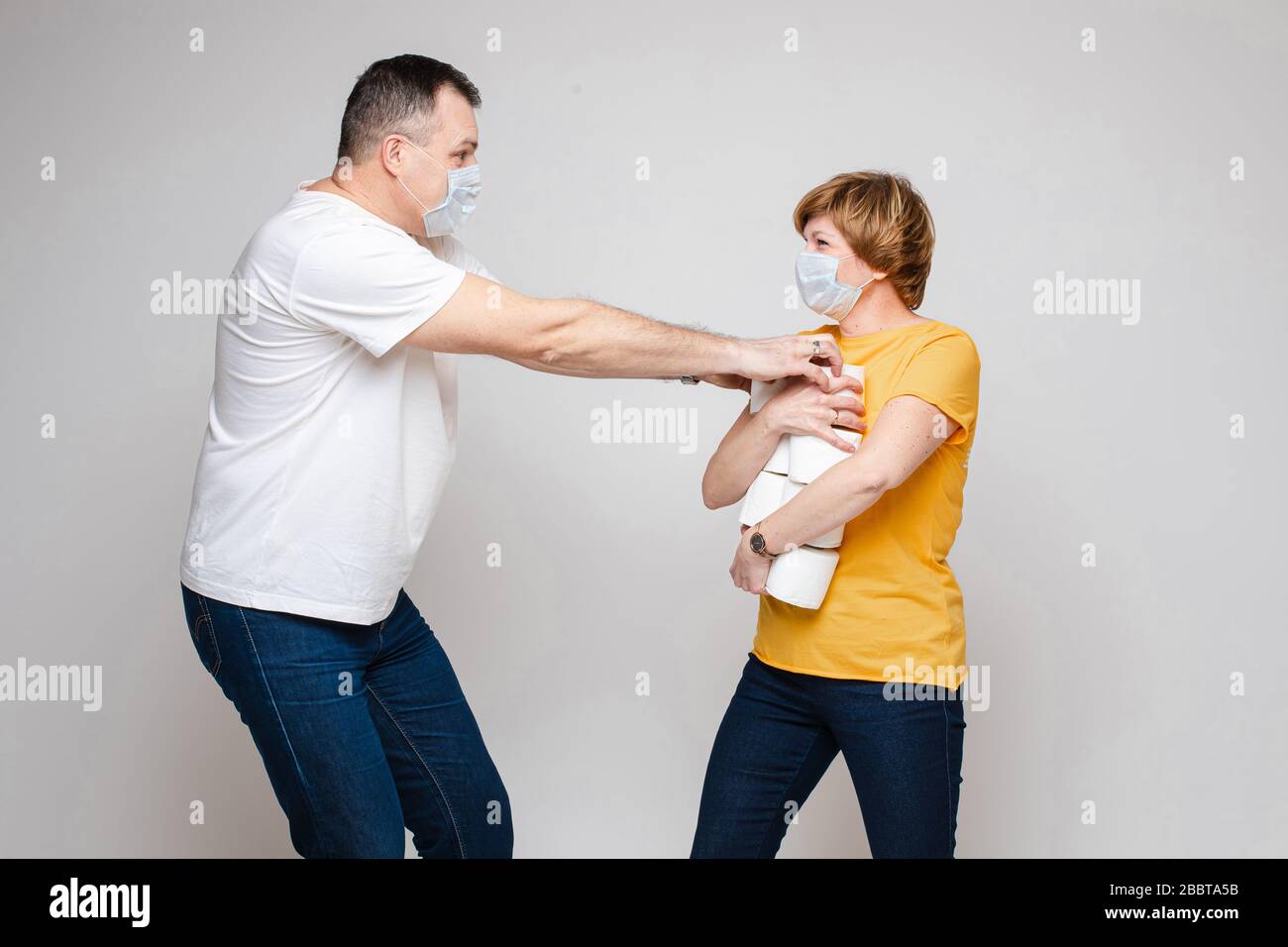 Man stealing toilet paper from a woman Stock Photo - Alamy