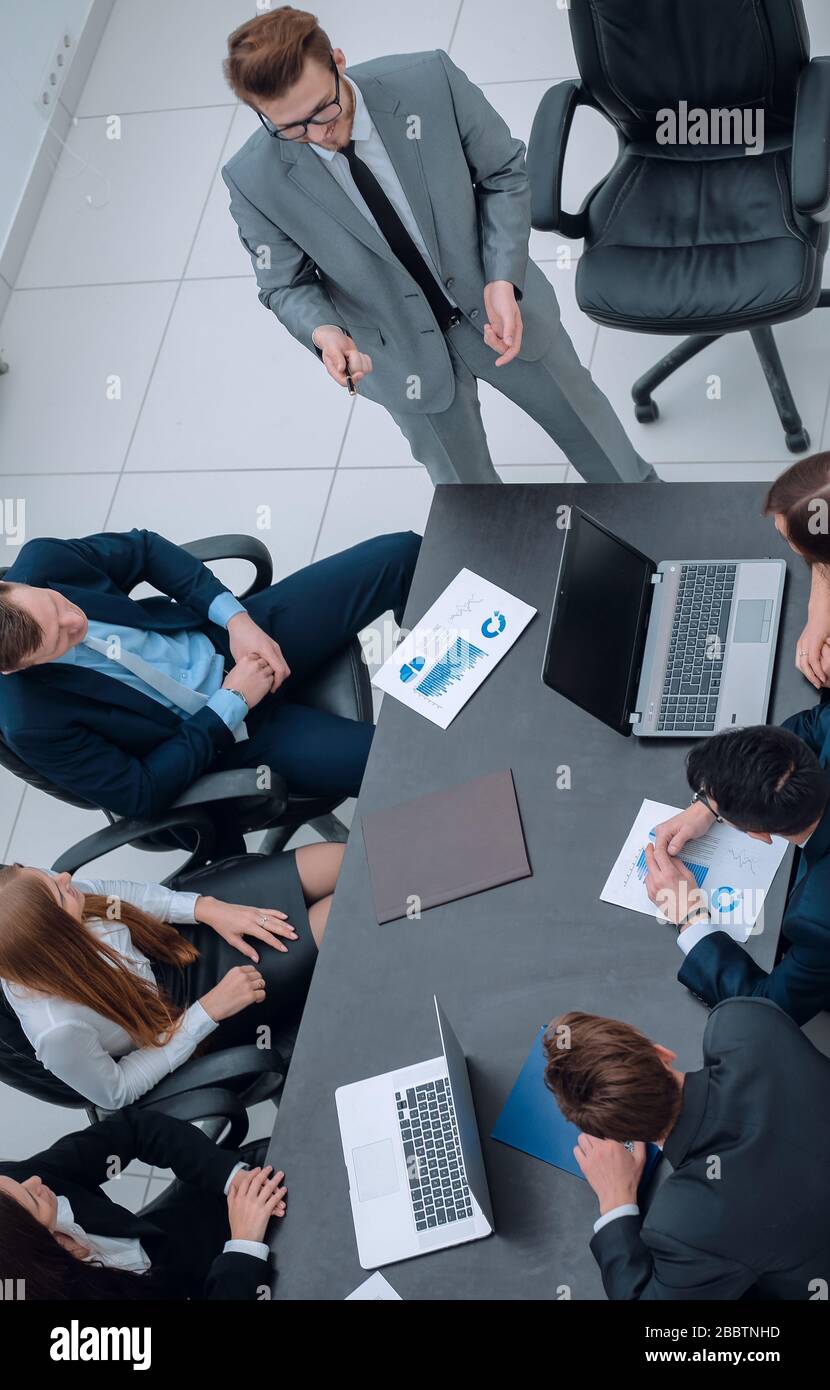 project Manager conducts a briefing with the business team Stock Photo ...