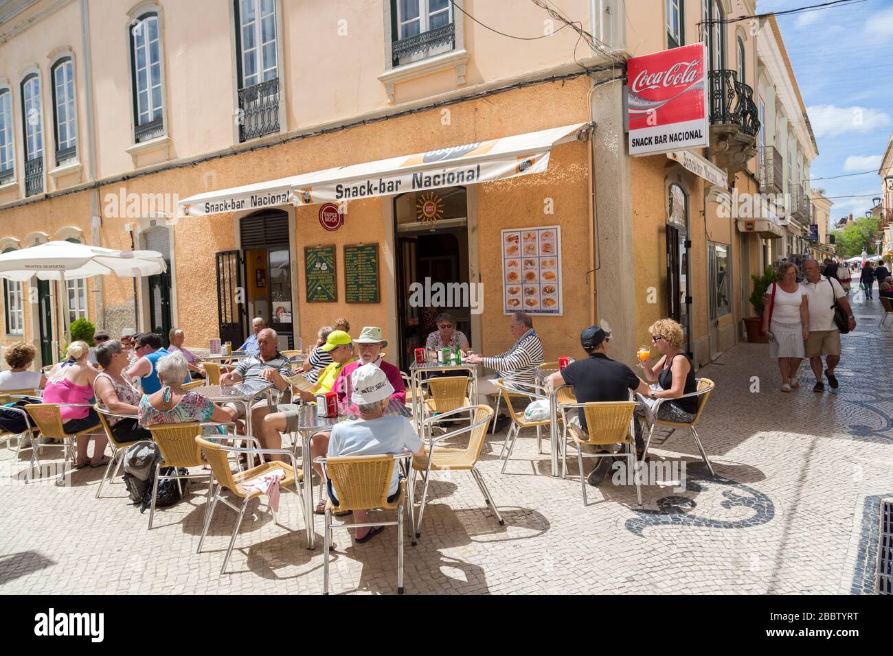 People eating bar hi-res stock photography and images - Alamy
