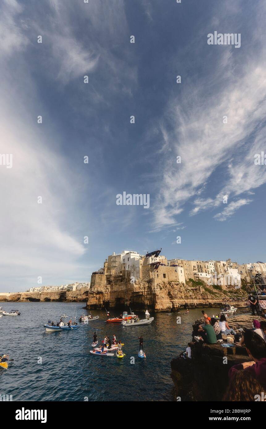 Red bull cliff diving italy hi-res stock photography and images - Alamy