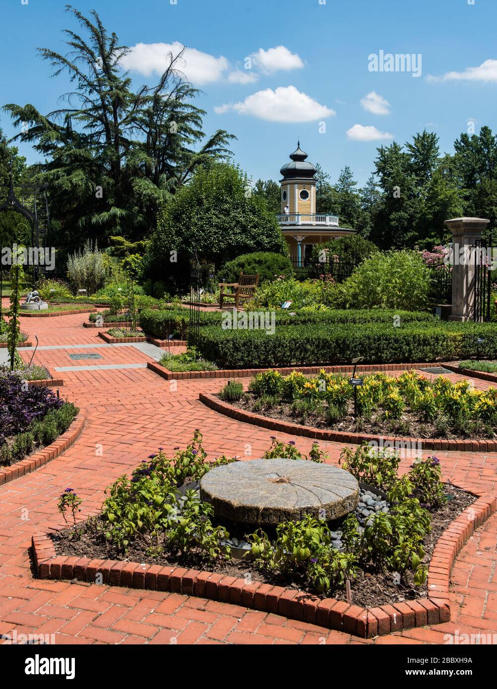 A view of the St. Louis Botanical Gardens in the summer Stock Photo - Alamy