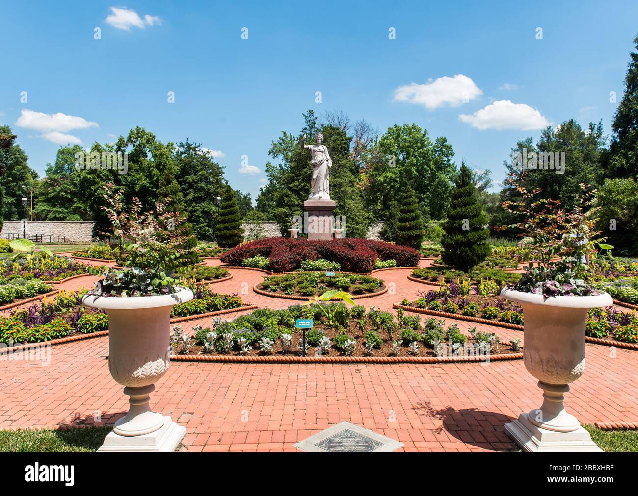 A view of the St. Louis Botanical Gardens in the summer Stock Photo - Alamy