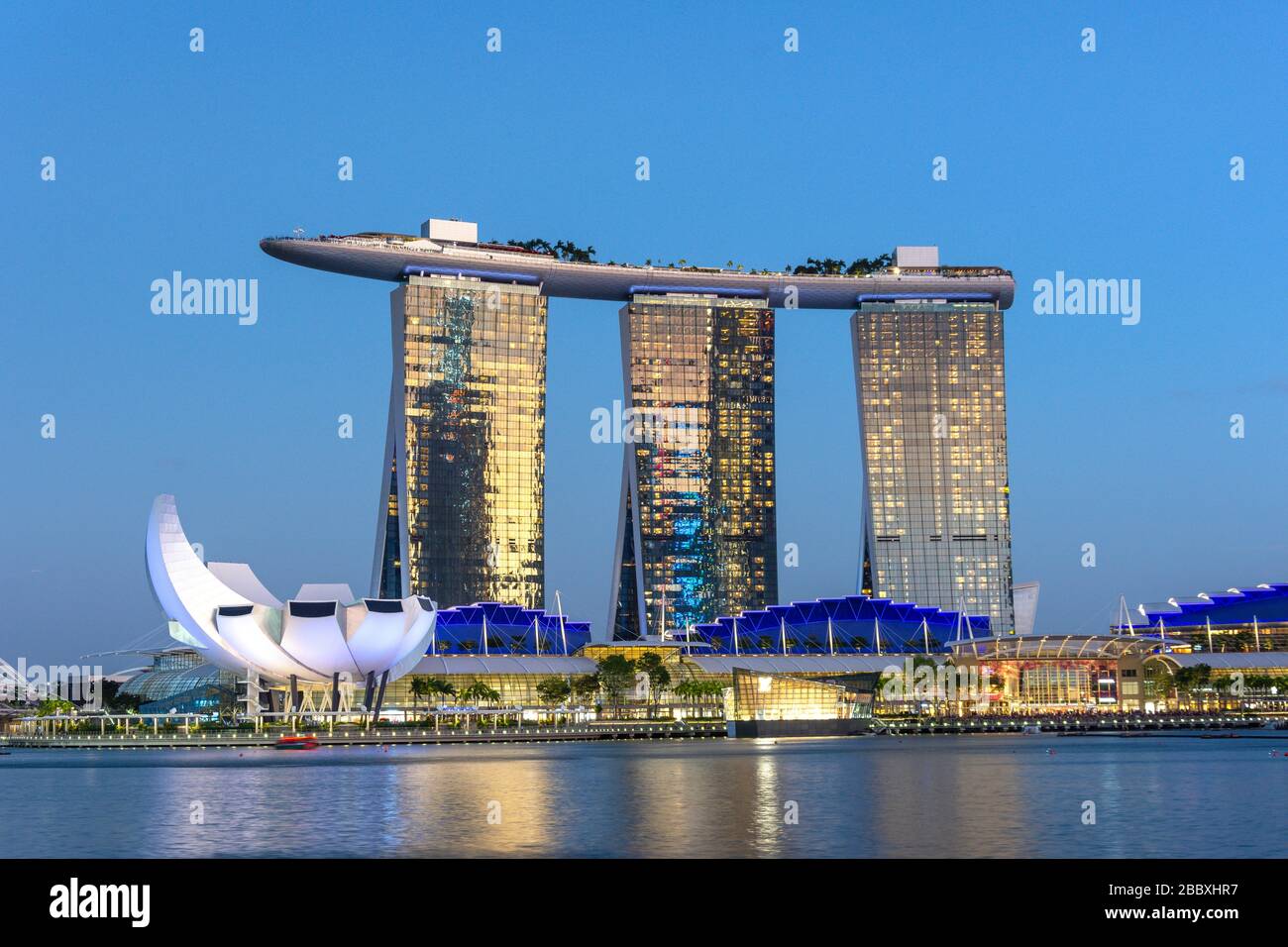 Marina Bay Sands Resort and ArtScience Museum at dusk, Bayfront Avenue ...