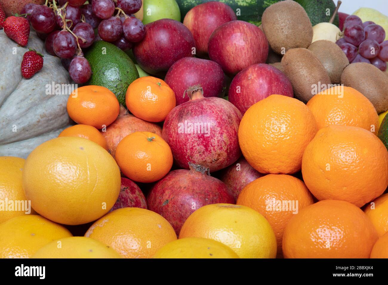 Fruit in the Shooting various fruits in the studio: tangerines ...