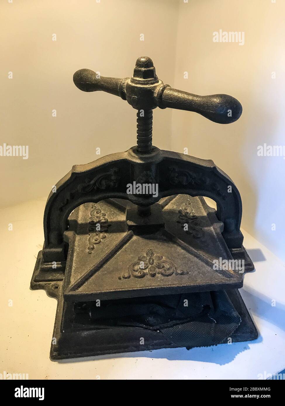 An old press for printing Stock Photo - Alamy