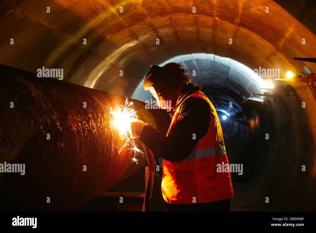 Man welding inside pipe hi-res stock photography and images - Alamy