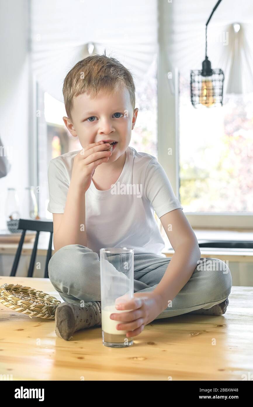 Little Boy Holding Bowl Cereal Hi res Stock Photography And Images Alamy little-boy-holding-bowl-cereal-hi-res-stock-photography-and-images-alamy