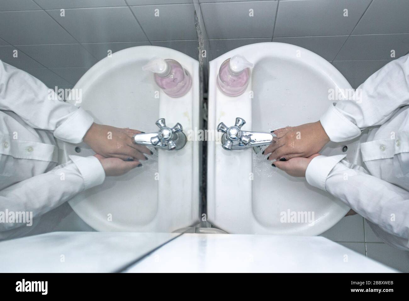 Hand mirror 1 hi-res stock photography and images - Alamy