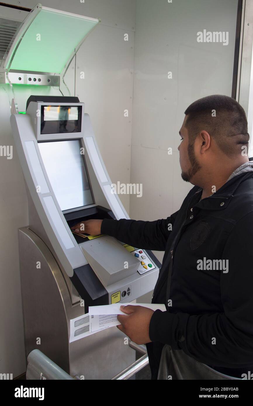 Biometric border entry and exti hi-res stock photography and images - Alamy