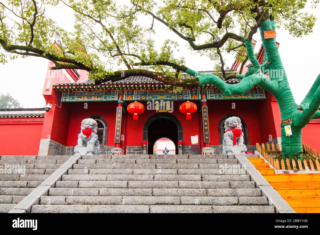 Gate of Chinese temple Stock Photo - Alamy