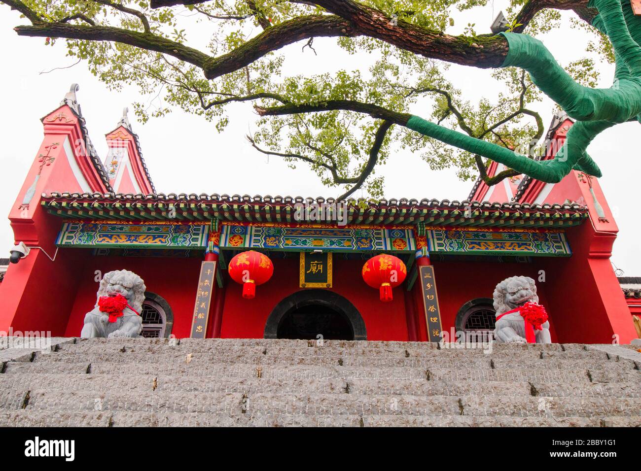 Gate of Chinese temple Stock Photo - Alamy